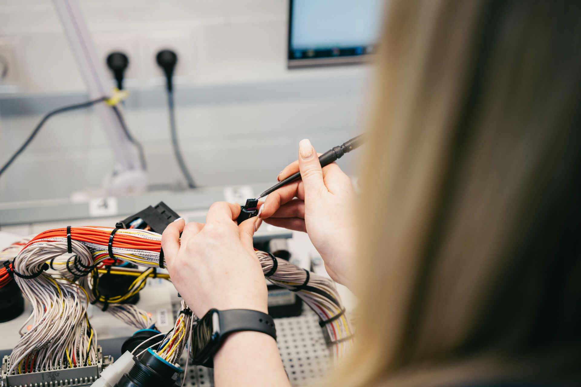 Flexible small-batch production in cable assembly - fast & accurate